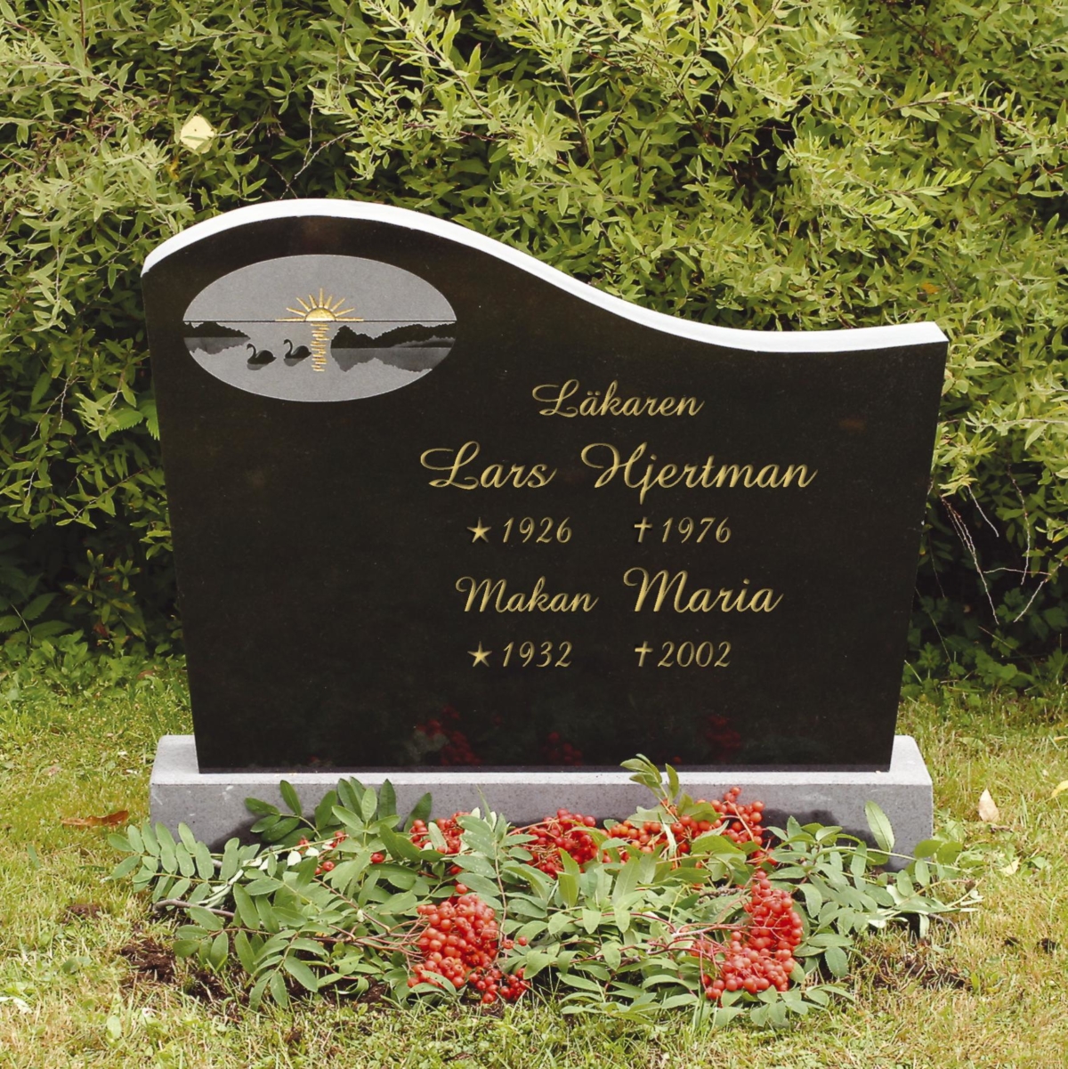 K 346 Gravsten i röd granit - Gravstenar i Eksjö, Nässjö & Mjölby ...